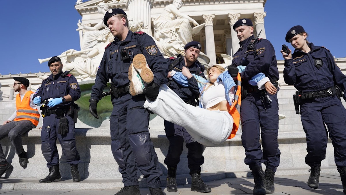 Anja Windl betroffen – 42 Tage im Häfn: Klima-Shakira an Krätze ...