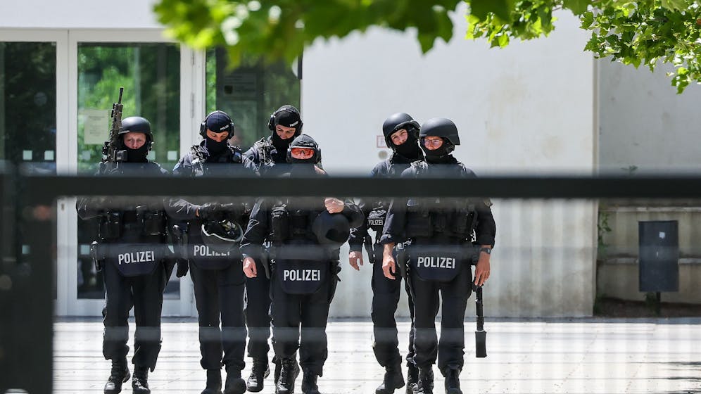 Polizei fasst zwei Brüder – Lehrer bei Messer-Attacke vor Schule niedergestochen | Heute.at