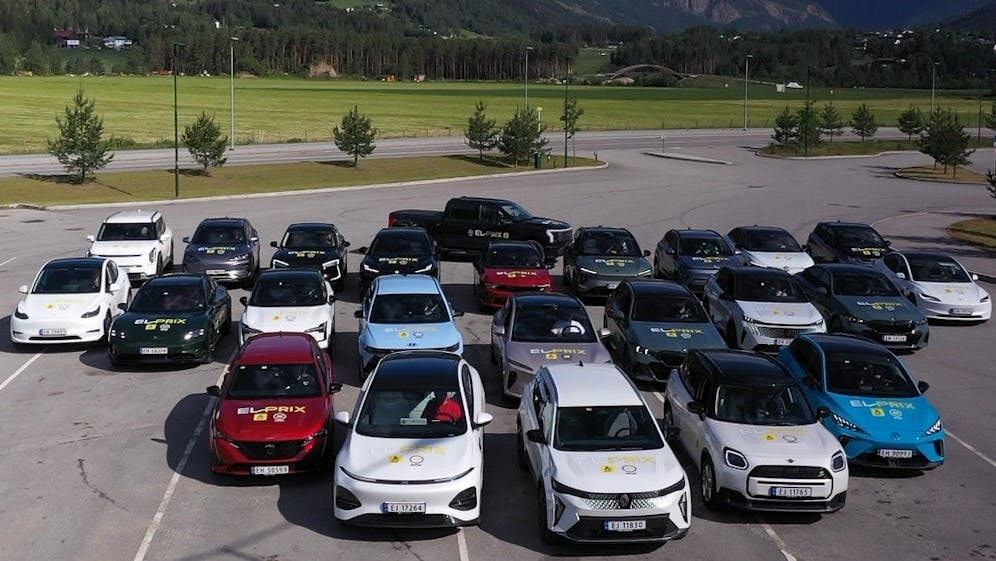 Neuwagen-Zulassungen – Strom schlägt Sprit: E-Autos fahren auf ...