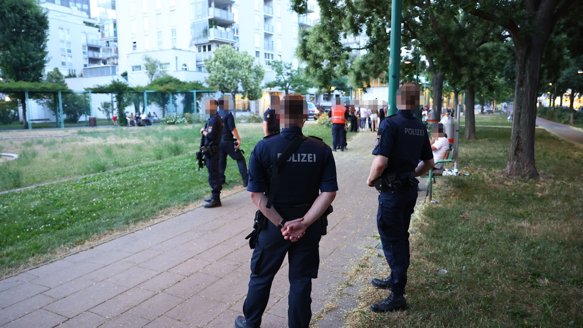 Mit Mädchen unterwegs – Maskierte Bande raubt zwei Teenager in Wien aus ...