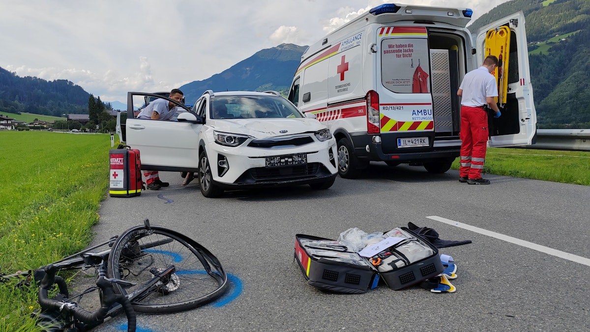 Unfall in Aschau – Alko-Lenkerin verliert Kontrolle und erfasst Radfahrer | Heute.at