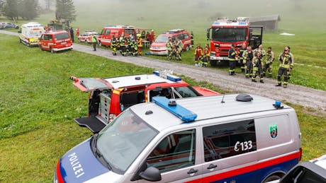 Großeinsatz in Brand – Absturz in Vorarlberg – Flugzeug in der Luft zerbrochen | Heute.at
