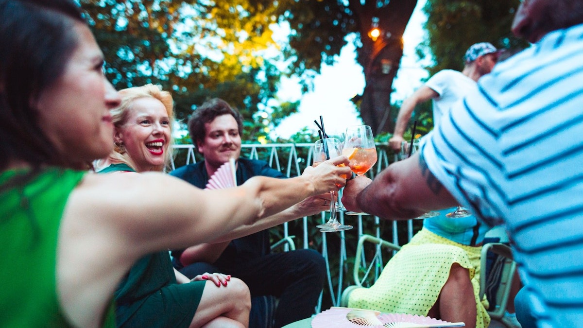 Gastgarten in der Stadt – Techno Café feiert nun den Abschluss der ...
