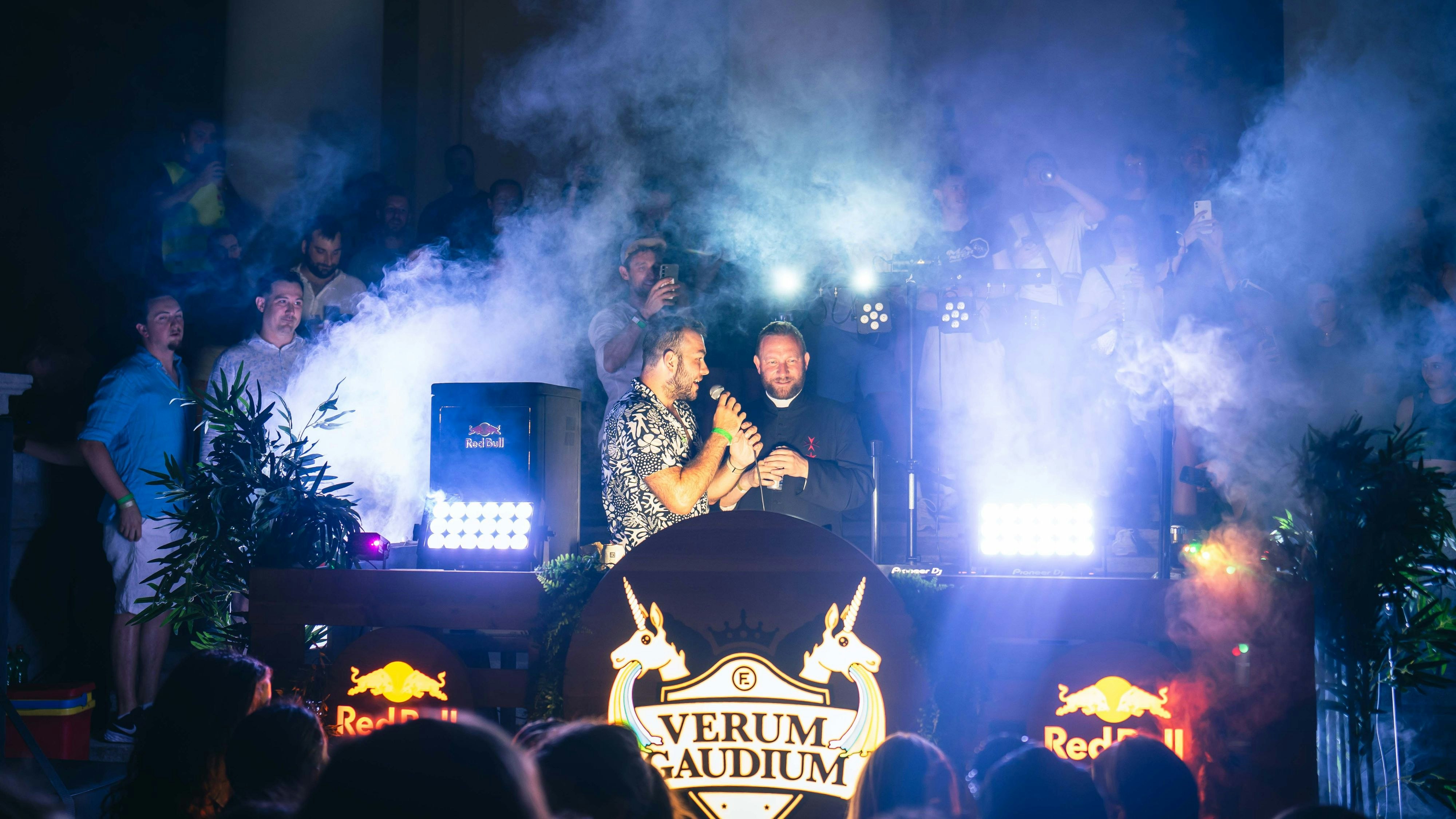 Techno am Karlsplatz – Beats, Segen & Ekstase! Rave mit Pater vor ...