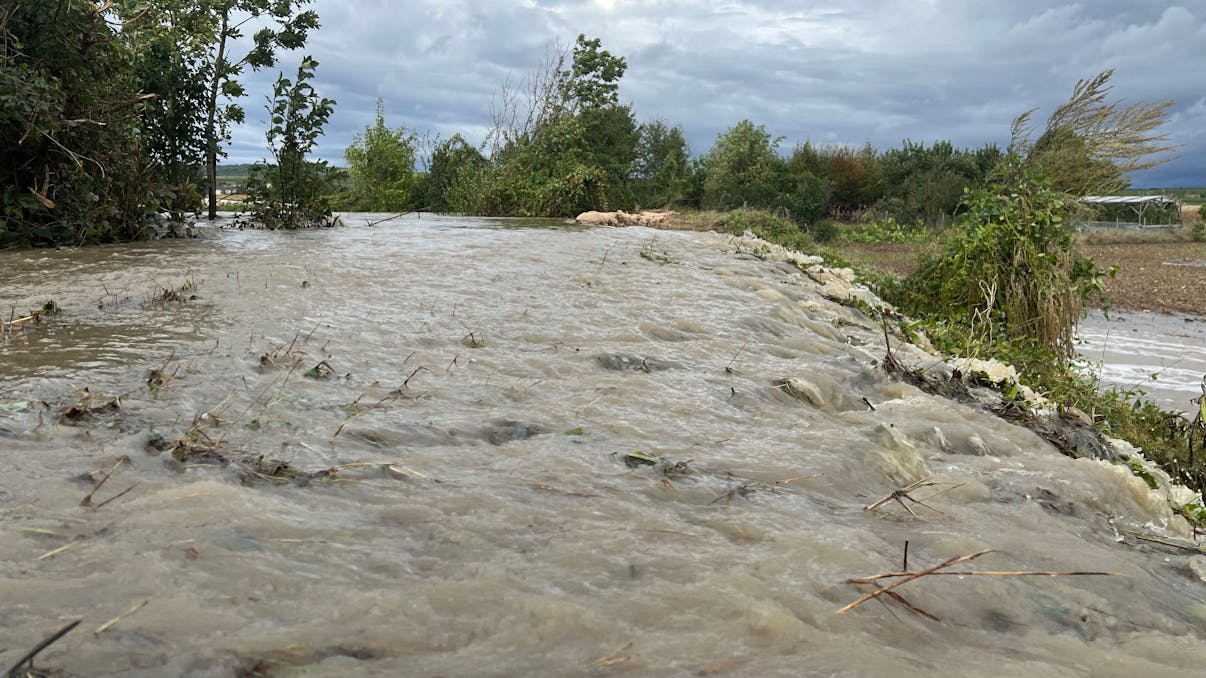 Lage spitzt sich weiter zu – Hochwasser flutet NÖ – Dämme brechen, Straßen versinken | Heute.at
