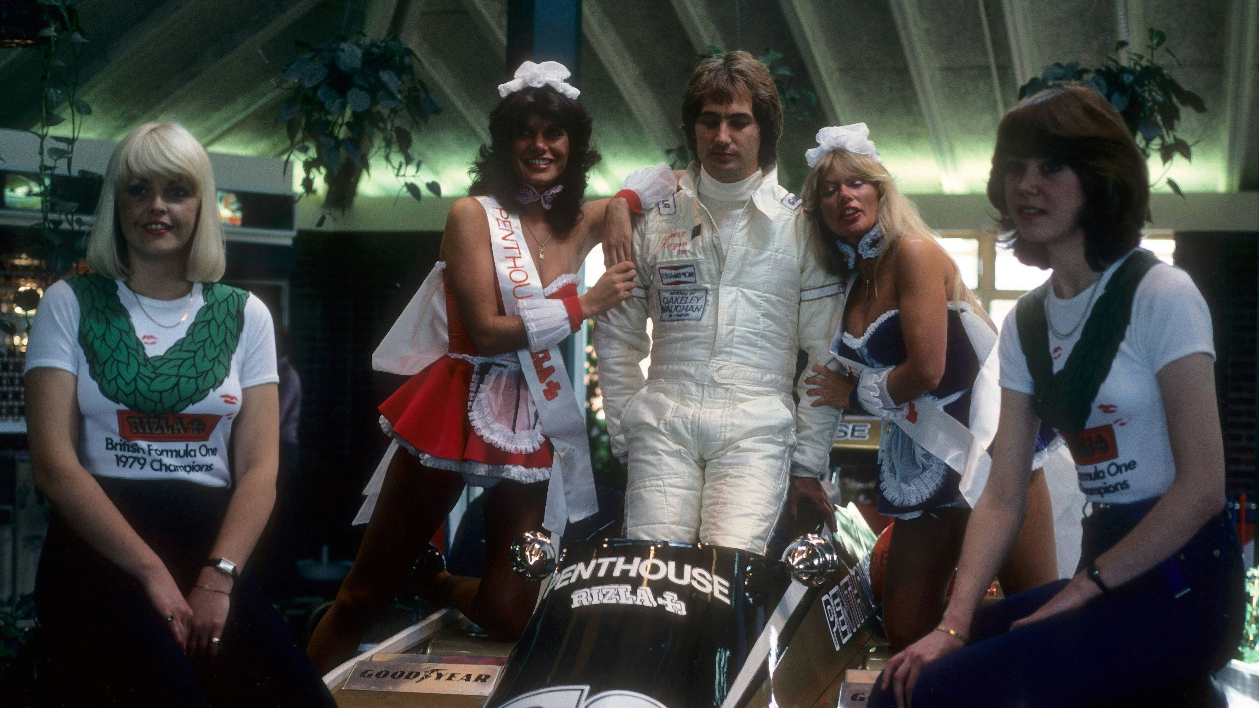 Rupert Keegan 1980, umgeben von "Penthouse-Promogirls". | Heute.at