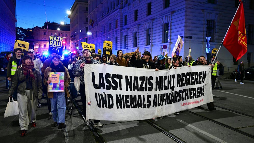 Polizei im Einsatz – "Nazis raus!" – Erste Anti-FPÖ-Demo in der Wiener ...