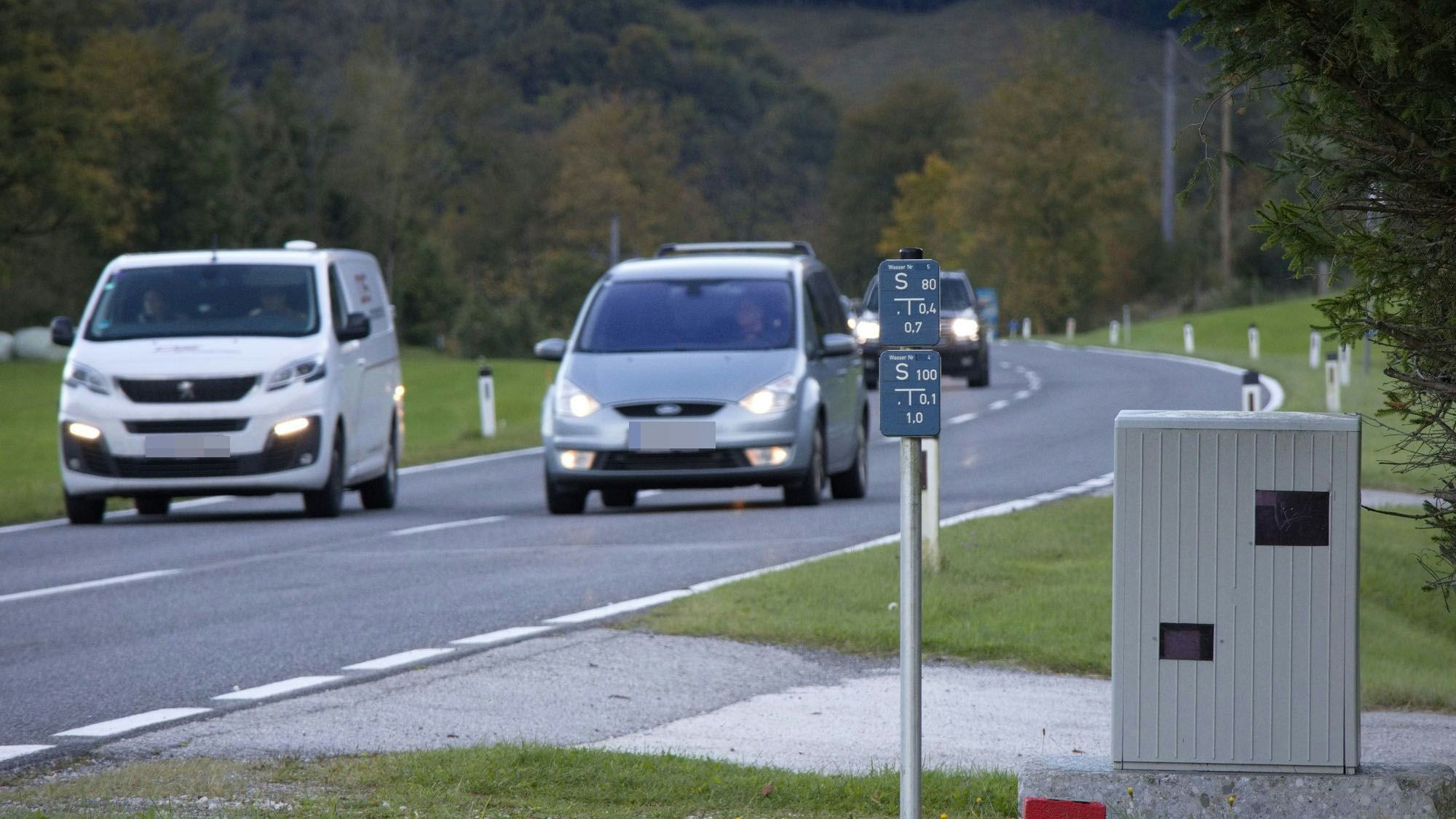 Blitzer-Attrappe neben Straße – Fake-Radar soll Raser abschrecken ...