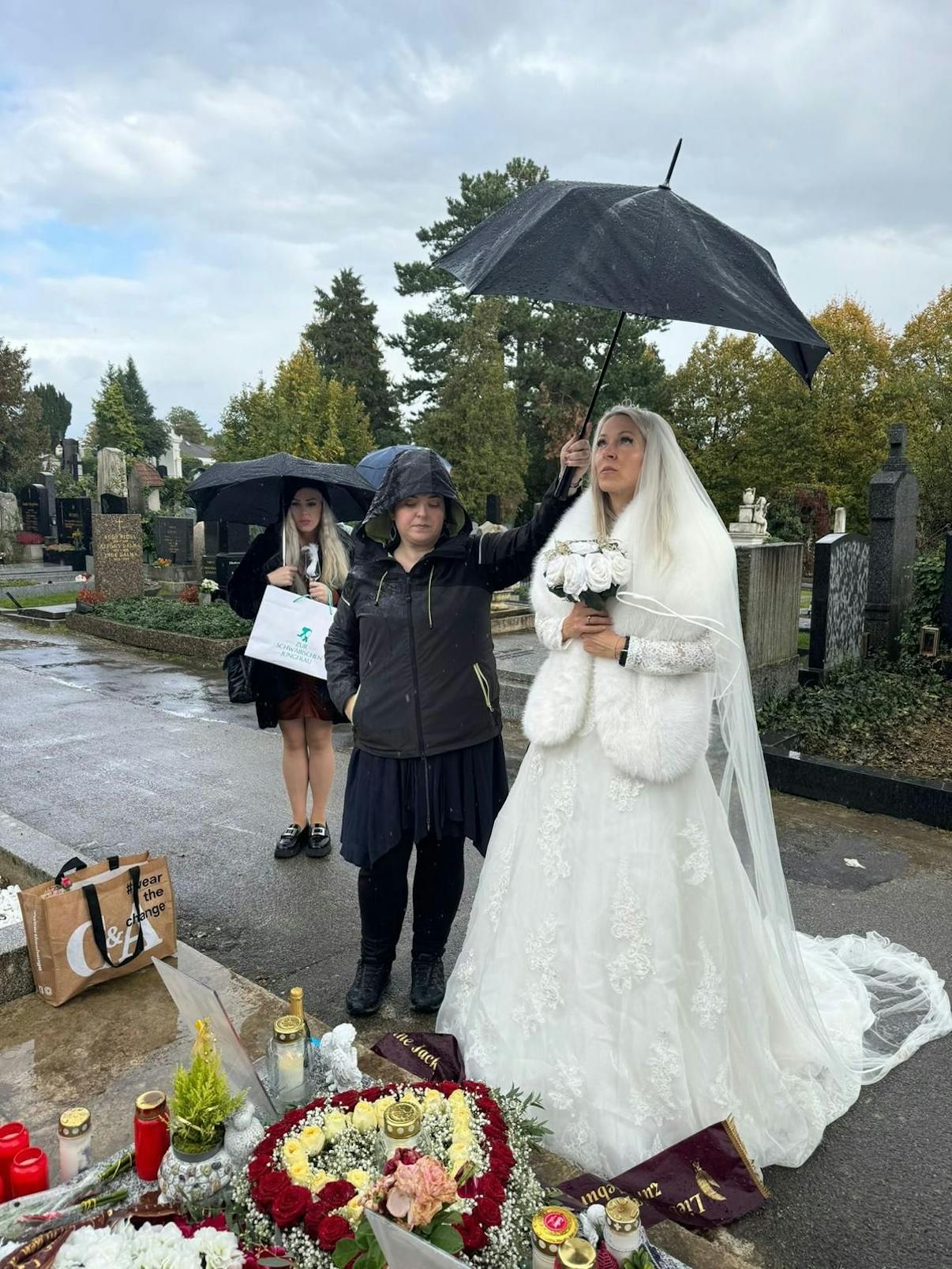 Empörung im Clan – "Pietätlos!" – Simone zeigt Sterbebett von Lugner ...