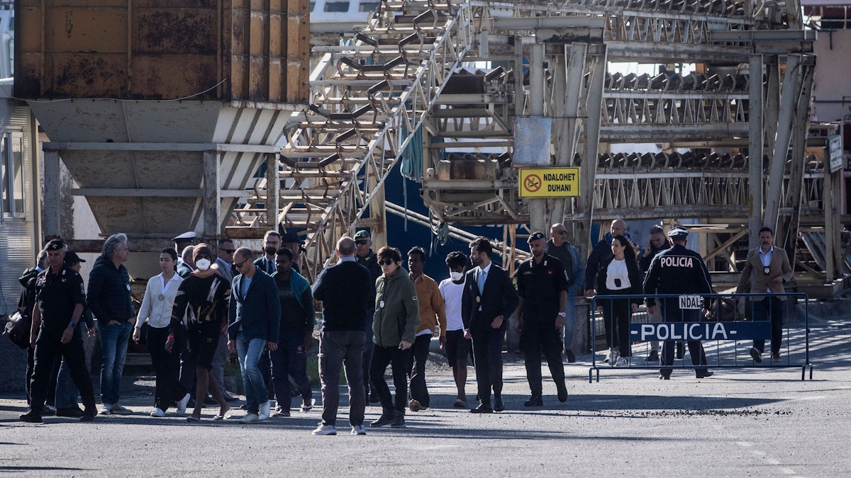 Umstrittenes Flüchtlingslager – Italien bringt erste Migranten nach ...