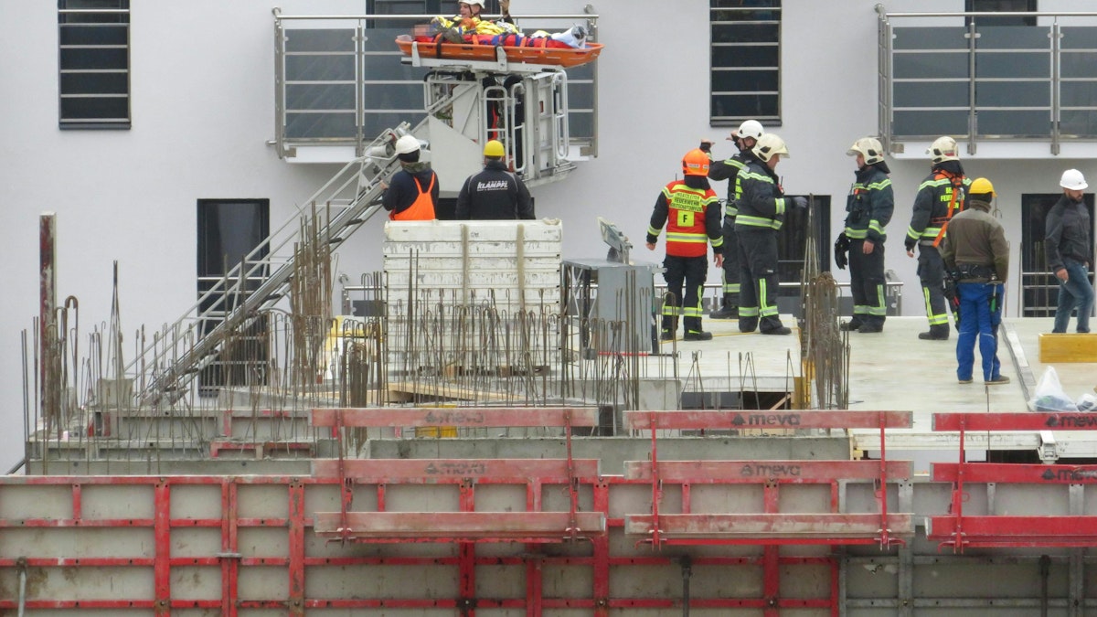 Tödlicher Unfall auf Baustelle – Unter Laderampe geraten – Mann (57 ...