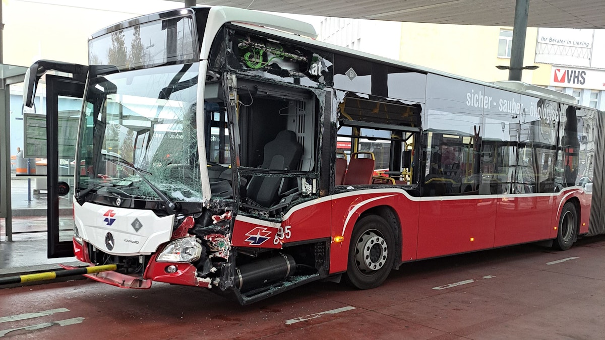 Linie 62A – Buscrash in Wien! Öffi-Chaos auf dem Weg zur Arbeit | Heute.at