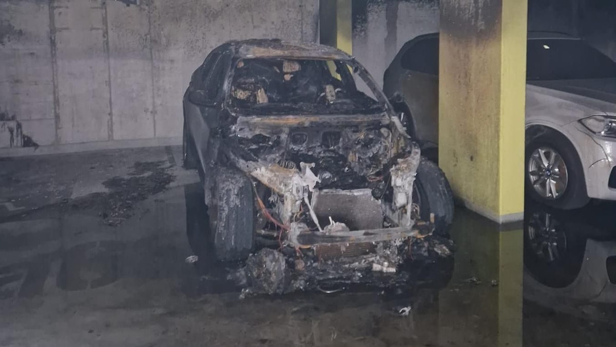 Feuer weckte Bewohner – Auto fängt in Wiener Garage plötzlich Feuer ...