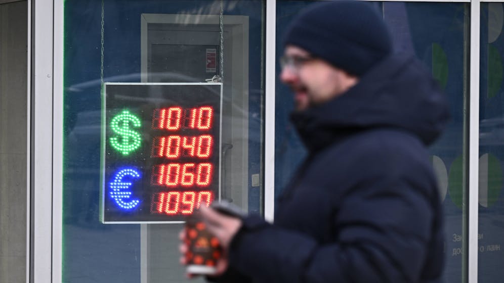 Putins Wirtschaft kriselt – Rubel rollt in die Katastrophe, verliert ...