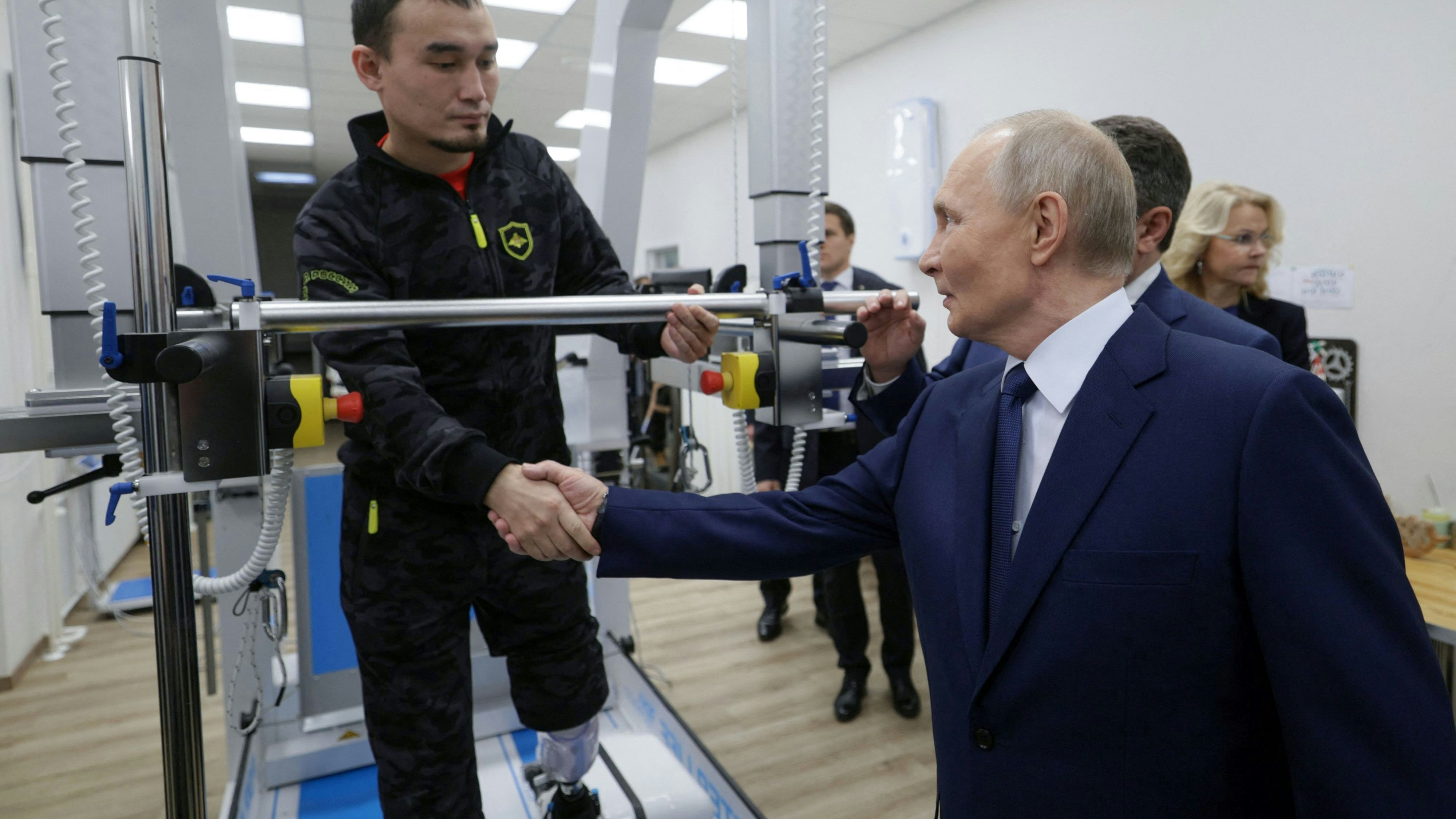Bilder: Putin besucht russische Kriegsinvalide in Klinik | Heute.at