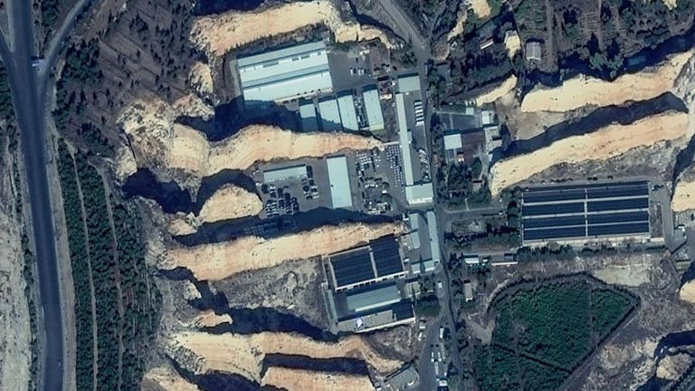 Alles ist weg – Luxus-Autos, Louis Vuitton: Plünderer in Assad-Villa ...