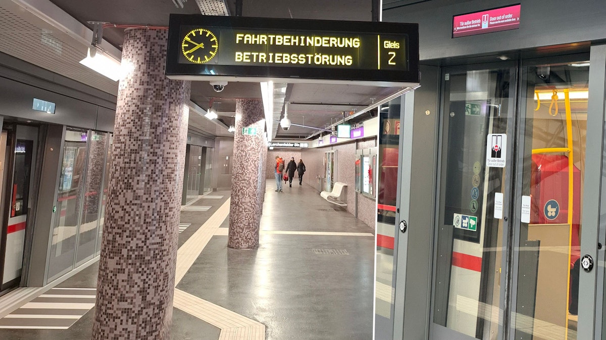 Fährt wieder durch – Langsame Türen – ungeduldige Fahrgäste bremsen U2 aus | Heute.at