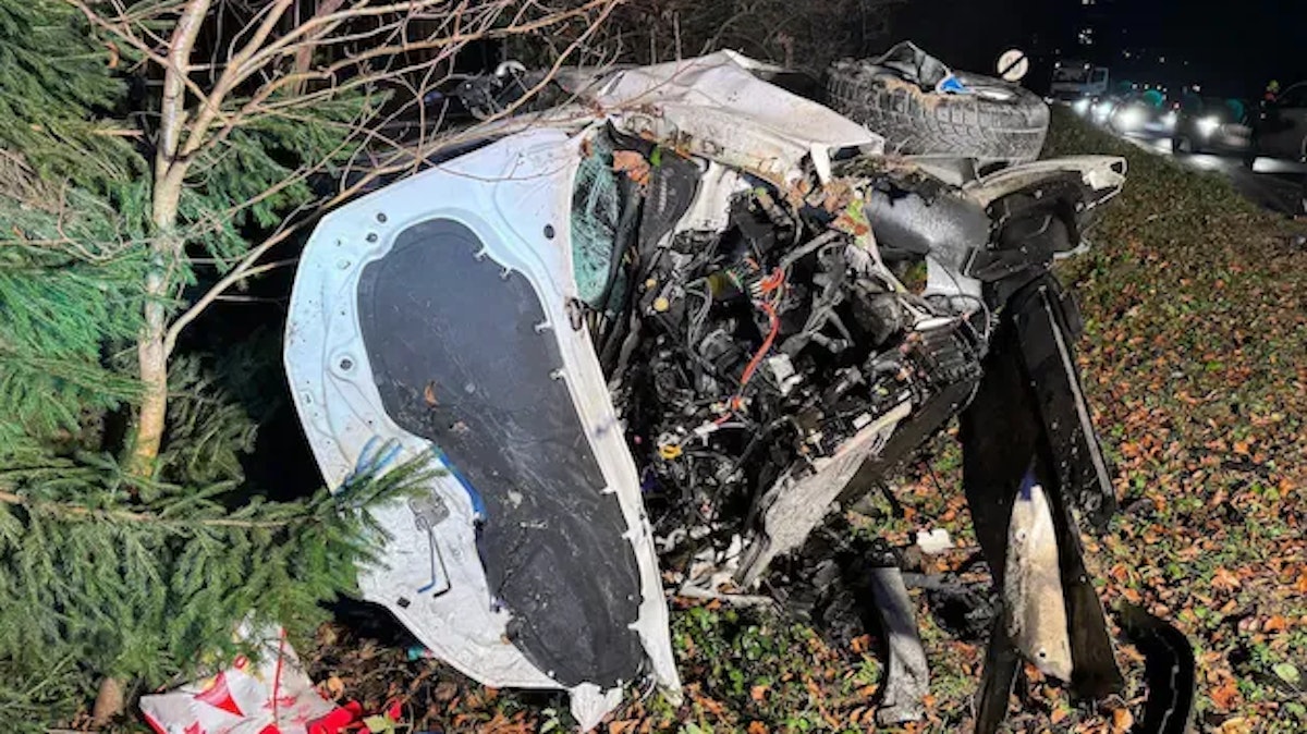 Nach Frontal-Crash – Mutige Helfer zerrten Verletzte aus dem Unfall-Wrack | Heute.at