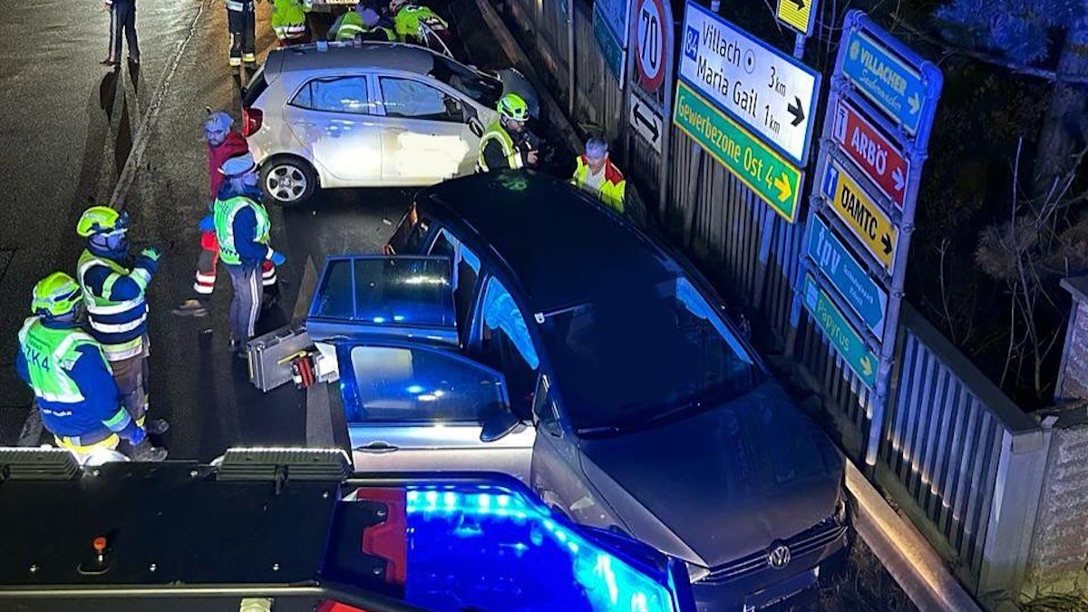 Unfall auf der B84 – Ehepaar und Hund nach Crash aus Wrack geborgen | Heute.at