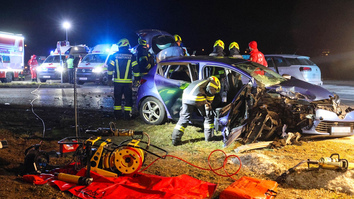 Dramatische Rettungsaktion – Horror-Crash an Kreuzung fordert 7 Verletzte | Heute.at