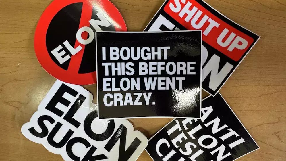 Es geht (wieder) um Musk – Warum sich Tesla-Fahrer diese Sticker aufs ...