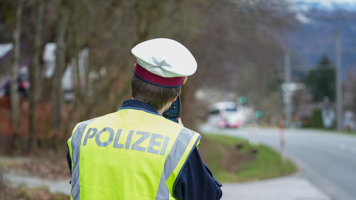Raser in Wien ertappt – 162 km/h statt 80! Lenker (21) muss Auto ...