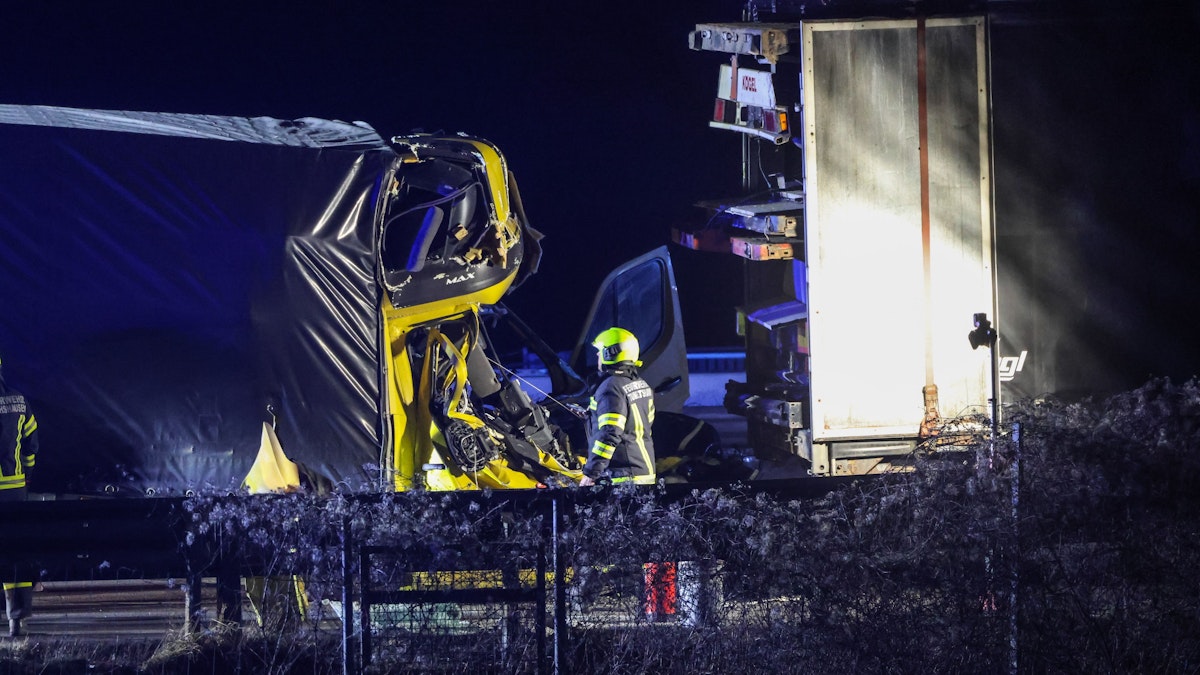 Kabine komplett zerstört – Lkw-Lenker bei Crash auf A8 in Unfall-Wrack gefangen | Heute.at
