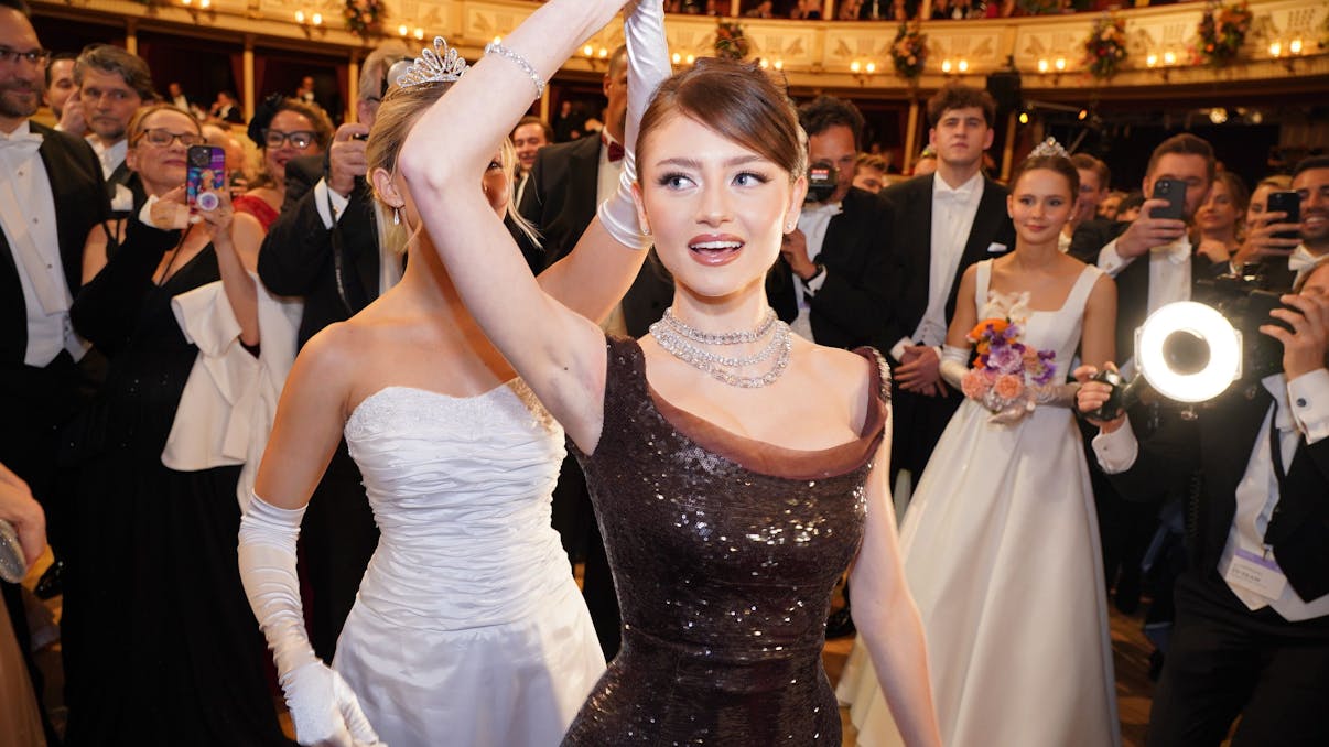 Prunk und Promis – Die atemberaubendsten Bilder des Opernballs 2025 | Heute.at
