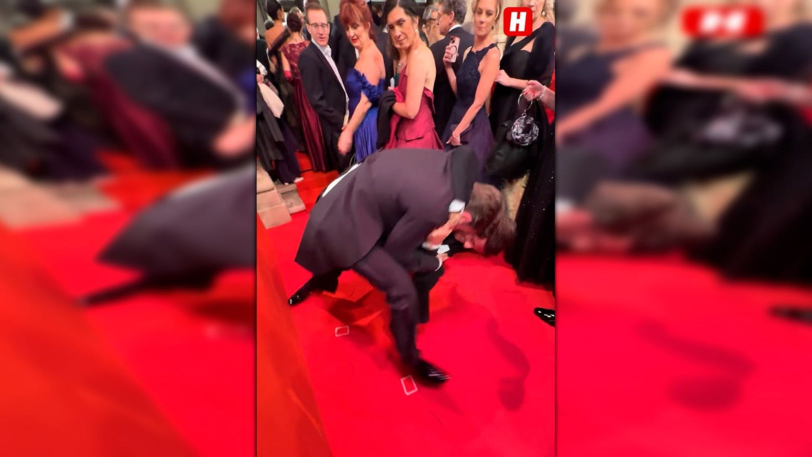 Aufregung um Video – Schlägerei am Opernball! Wilde Szenen am roten ...