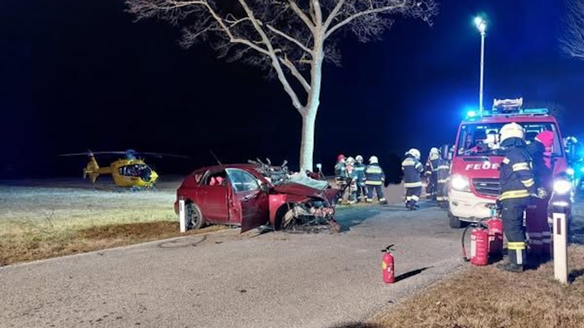 Schwerer Frontalcrash – Pkw kracht gegen Baum – Lenkerin (39) verletzt | Heute.at