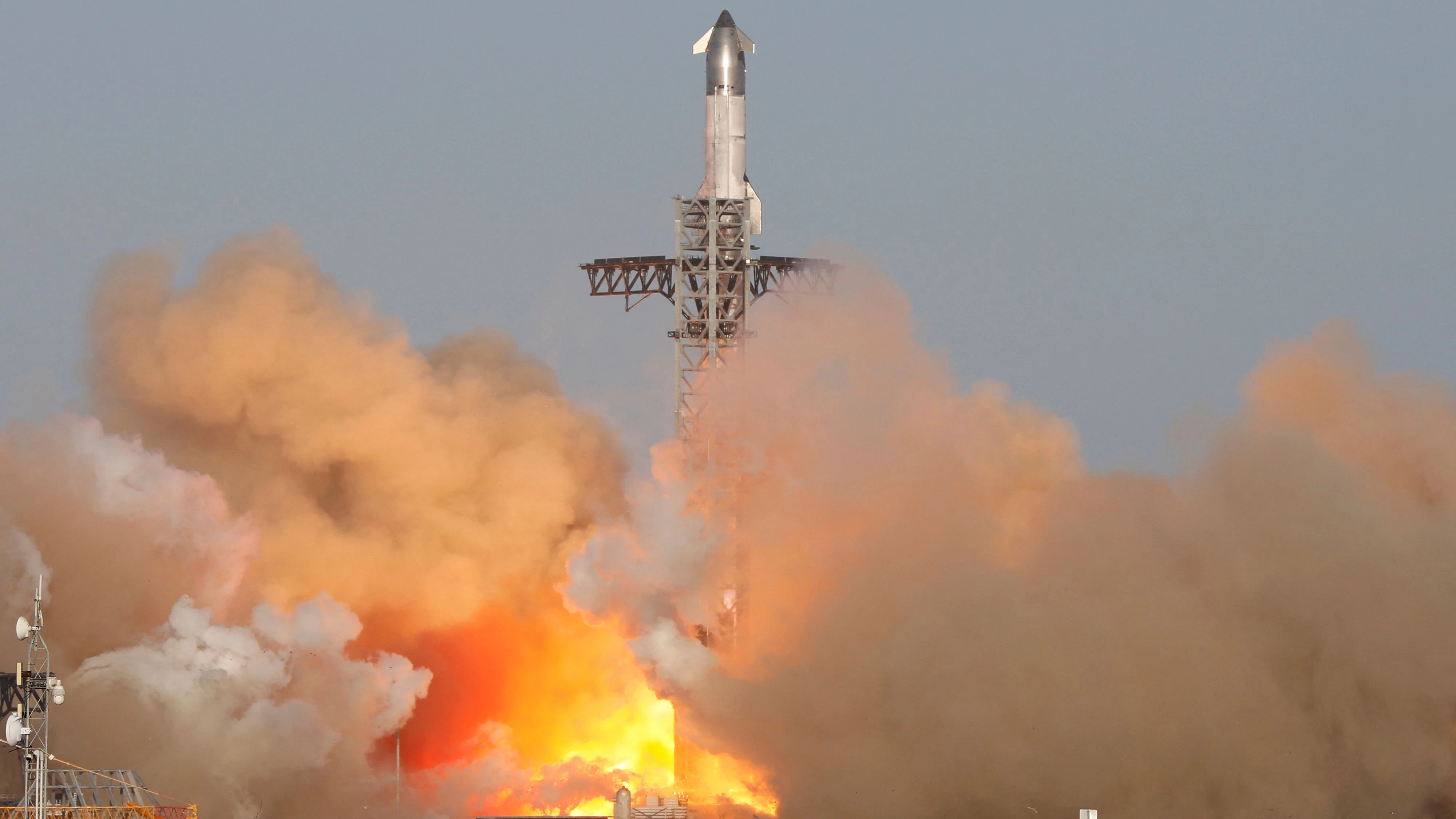 Bilder: SpaceX-Starship explodiert bei achtem Testflug | Heute.at