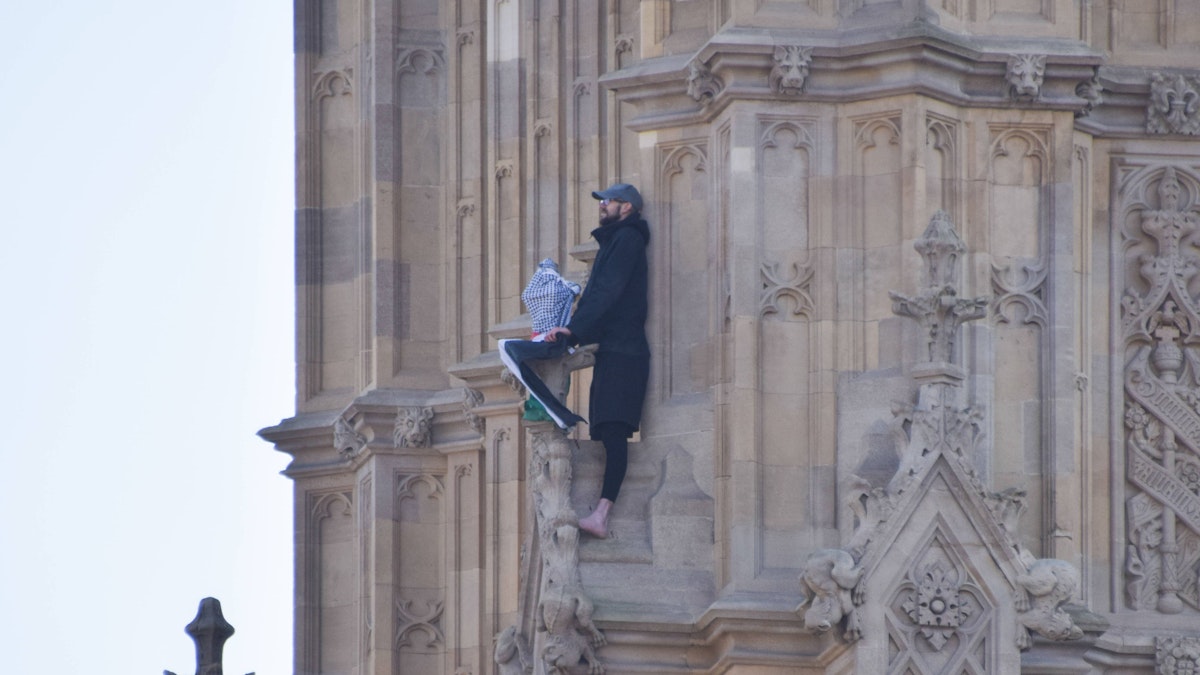 London – Großeinsatz: Demonstrant klettert den Big Ben hoch | Heute.at