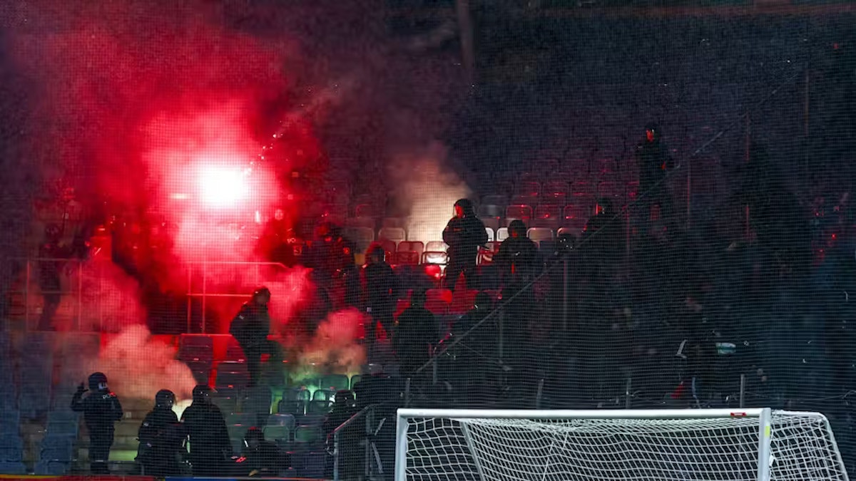 Beamte mit Flaschen beworfen – Vor Derby – Hooligans randalierten in ...