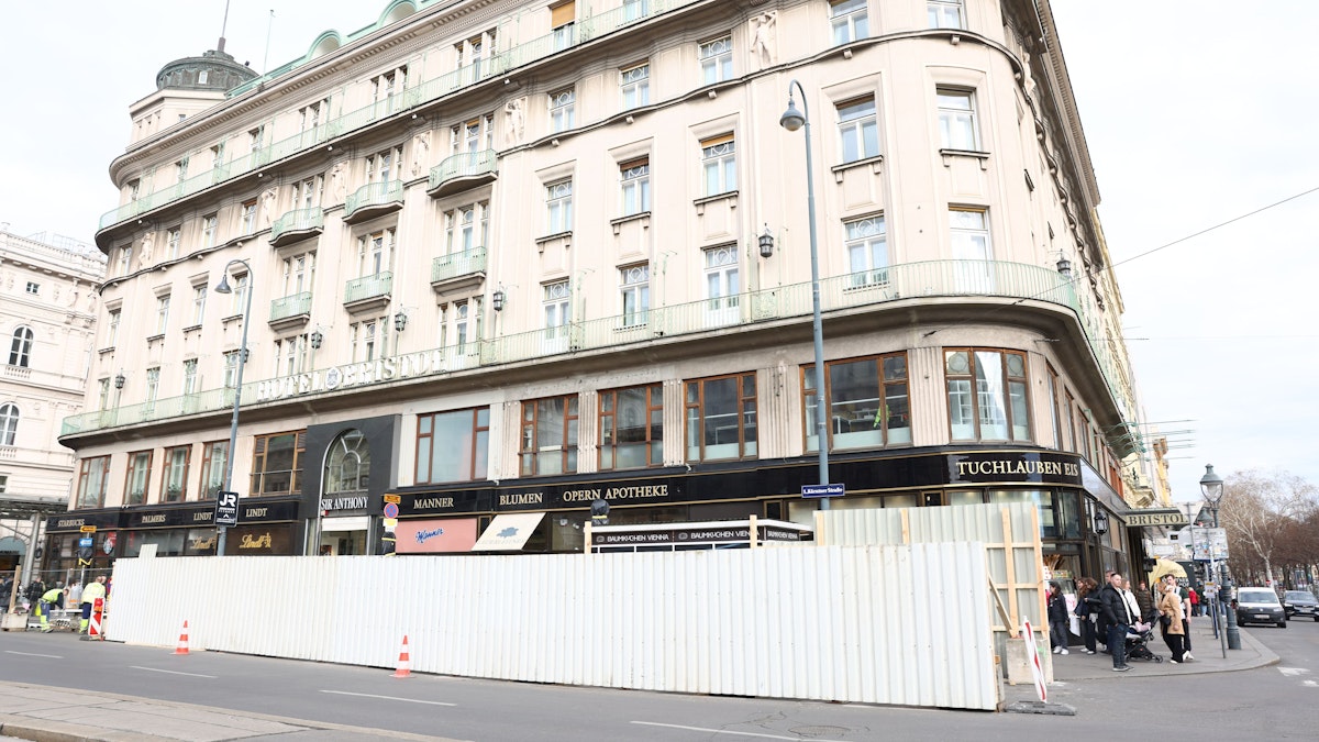 In der Wiener City – Das steckt hinter Wellblech-Verschlag auf ...