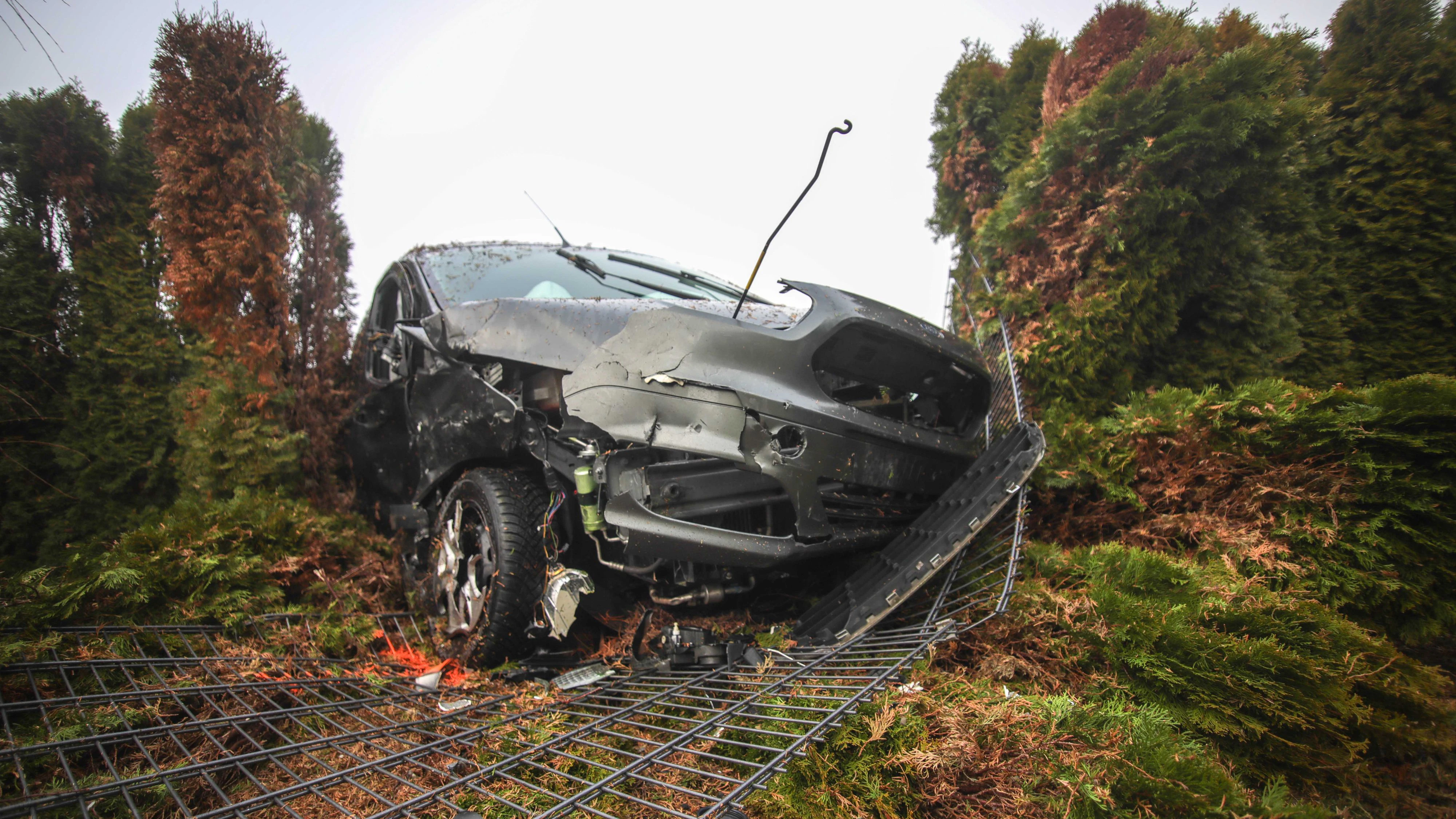 Autos krachen nach Crash in Garten | Heute.at