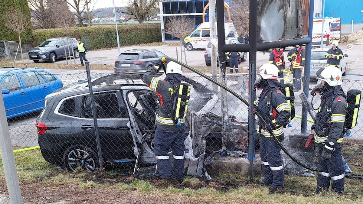 Auto fing Flammen – Mann baut alkoholisiert Unfall, hat zwei Kinder im ...