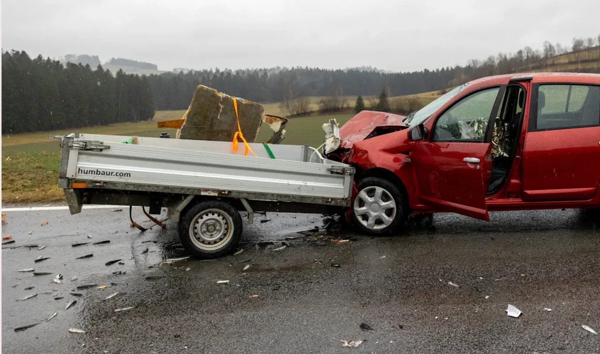 Lenkerin verletzt – Anhänger löst sich – 1.000 Fische sterben bei Crash | Heute.at