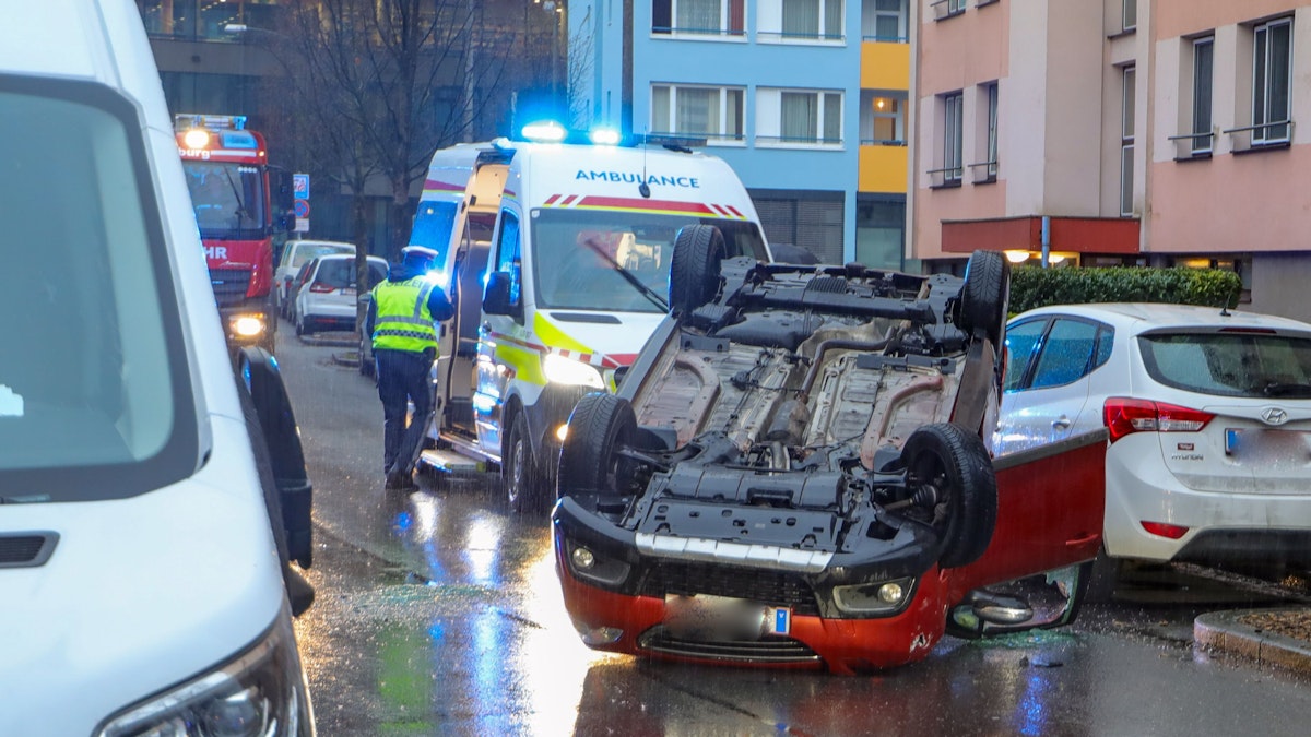 Unfall bei Interspar – Autofahrerin touchiert Kleinbus und überschlägt sich | Heute.at