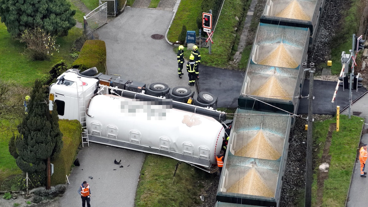 Großeinsatz nach Unfall – Drohnen-Foto zeigt Horror-Crash mit Zug aus ...
