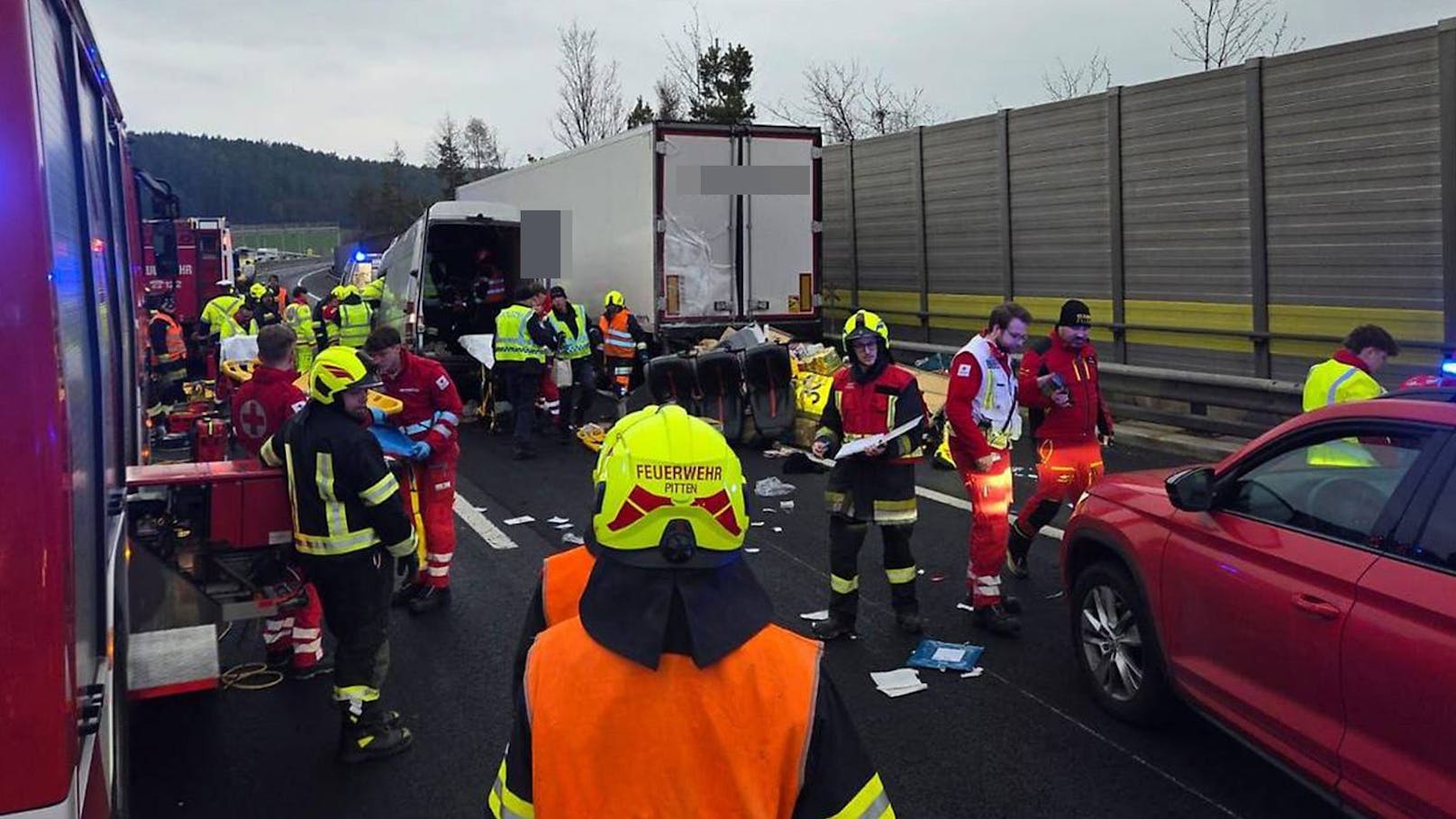 4 Tote auf Südautobahn – Horror-Unfall auf der A2 – Mini-Bus kam aus der Ukraine | Heute.at