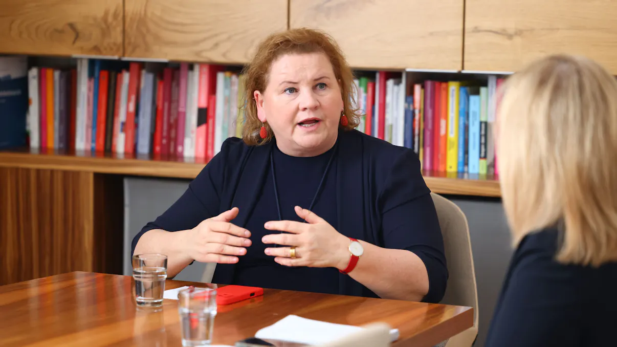 Korinna Schumann im Talk – Ministerin sagt an: So lange müssen wir ...