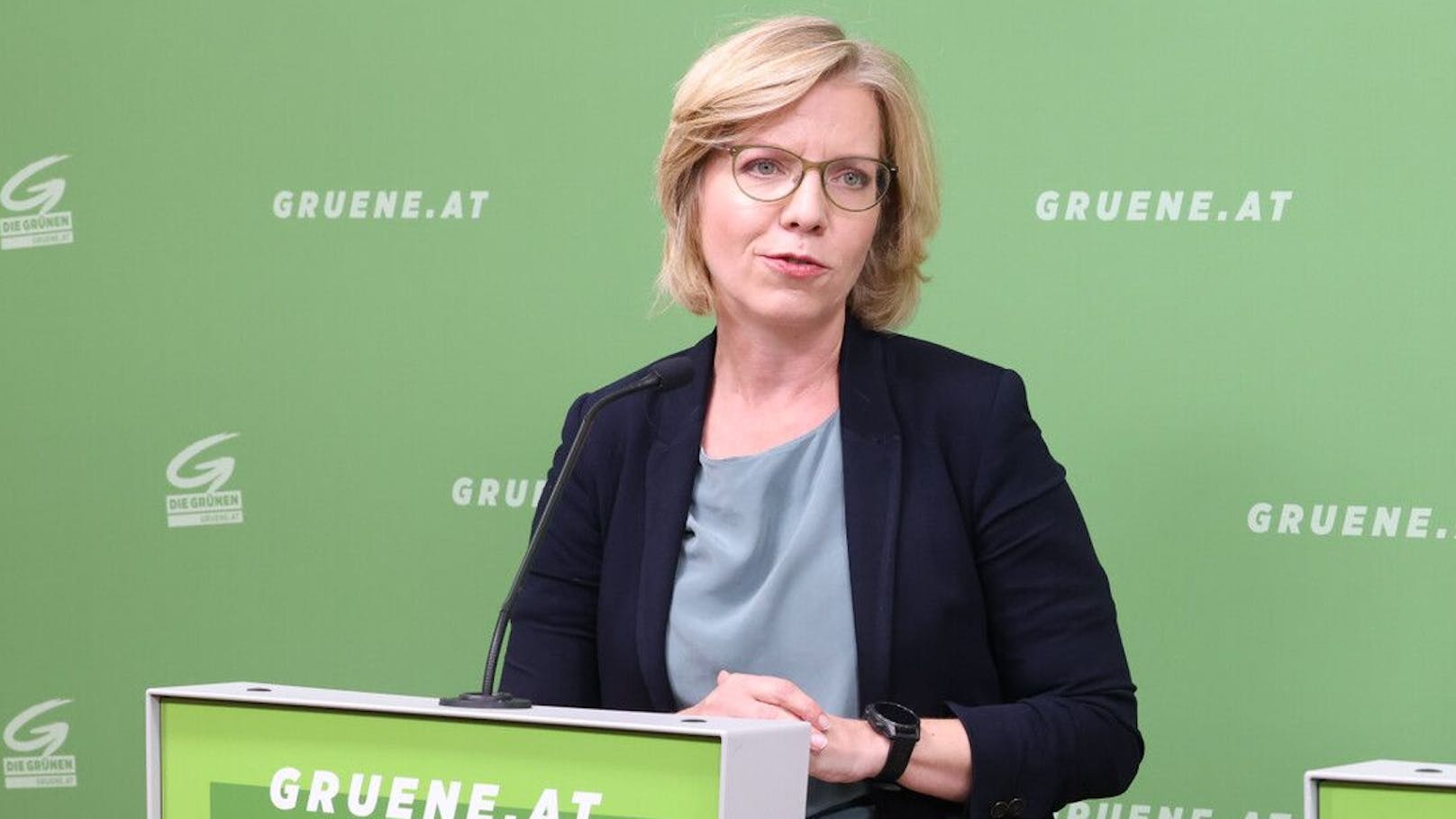 Wird Grüne ein "Kumpel-Typ"? – Leonore Gewessler überrascht mit "Wirtshaustisch"-Sager | Heute.at
