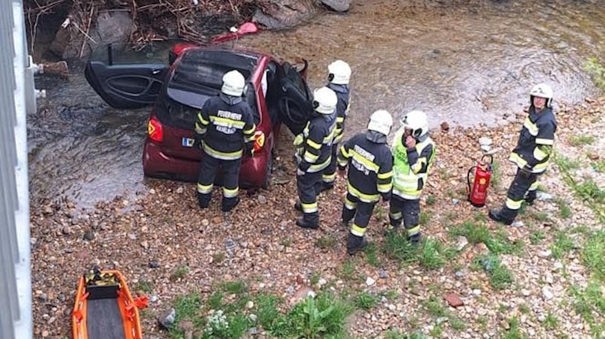 58-Jährige bei Crash verletzt – Lenkerin landet mit Pkw in Bach – Zeugen halfen sofort | Heute.at