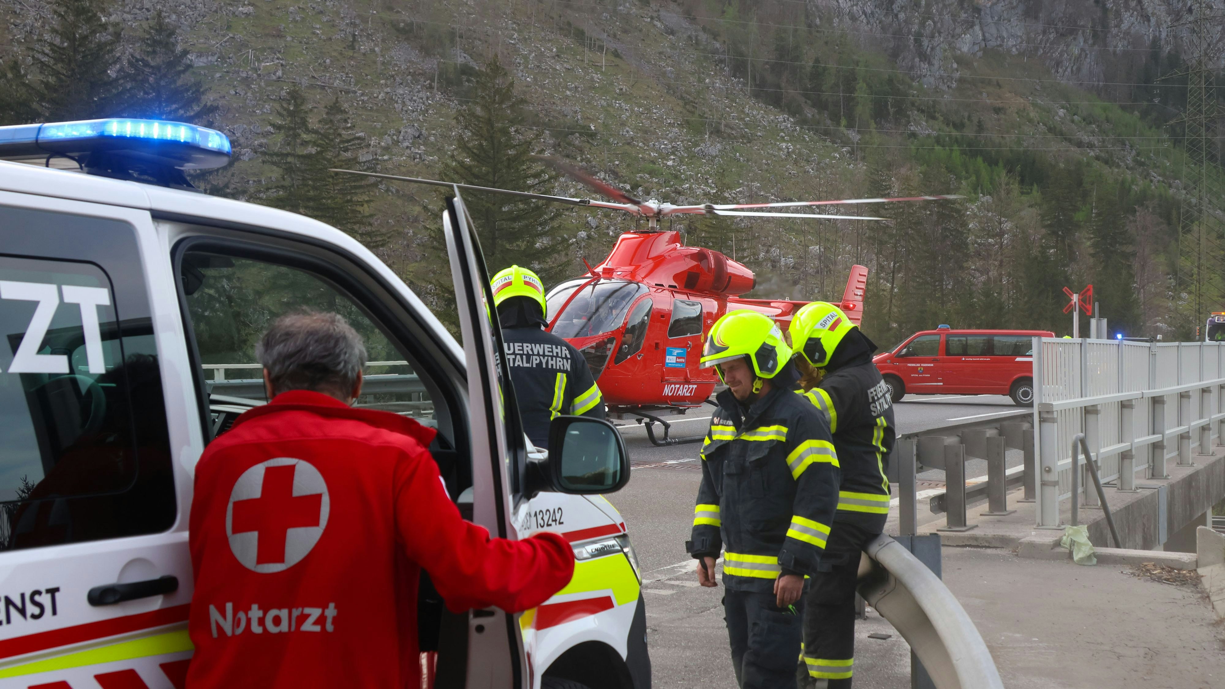 Schwerer Crash zu Ostern – Heli landet auf Pyhrnautobahn | Heute.at