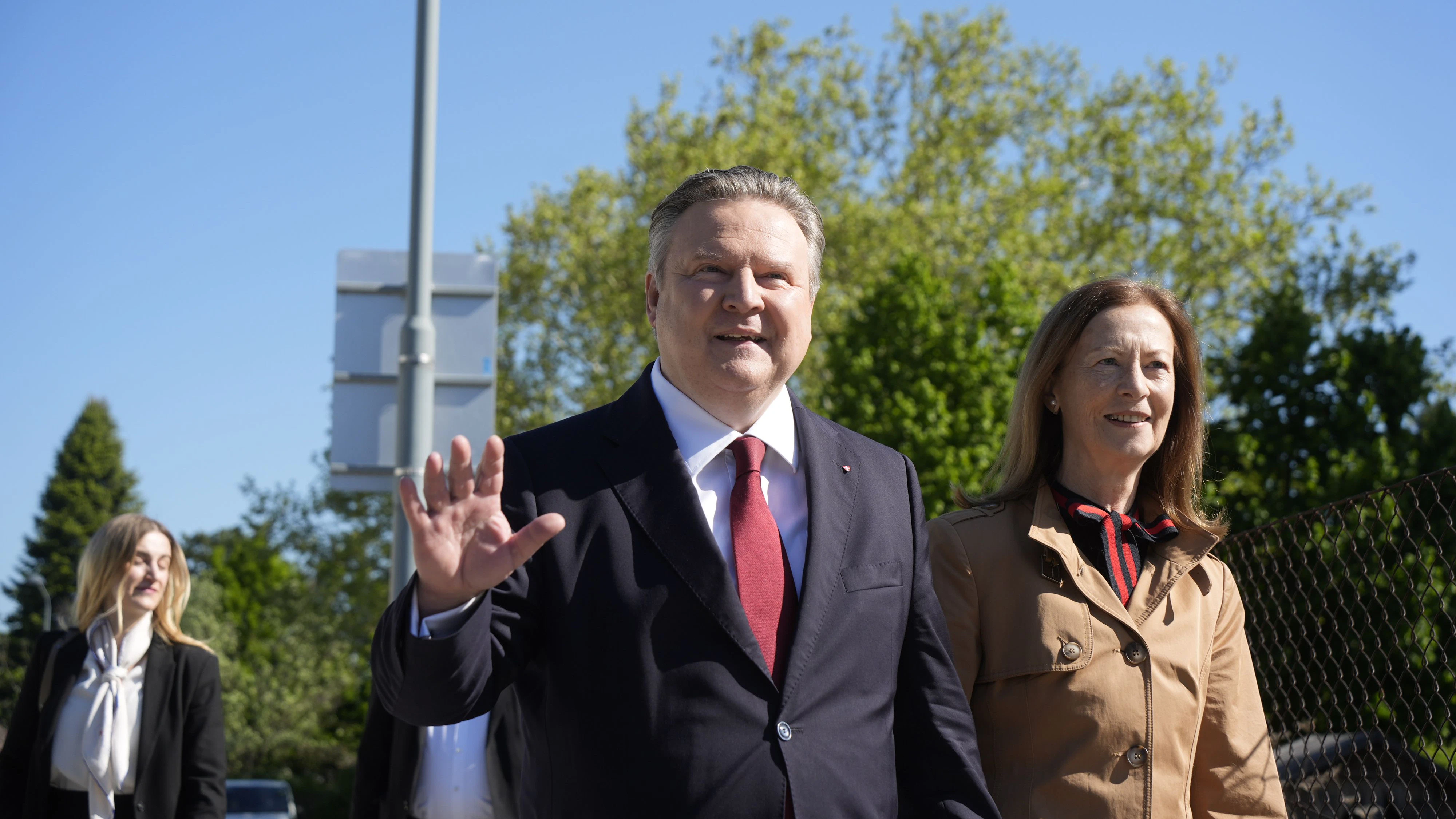 Michael Ludwig und seine Frau geben Stimme ab | Heute.at
