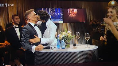 Damit hat er nicht gerechnet – "Dancing Star" Aaron Karl küsst Knoll ...