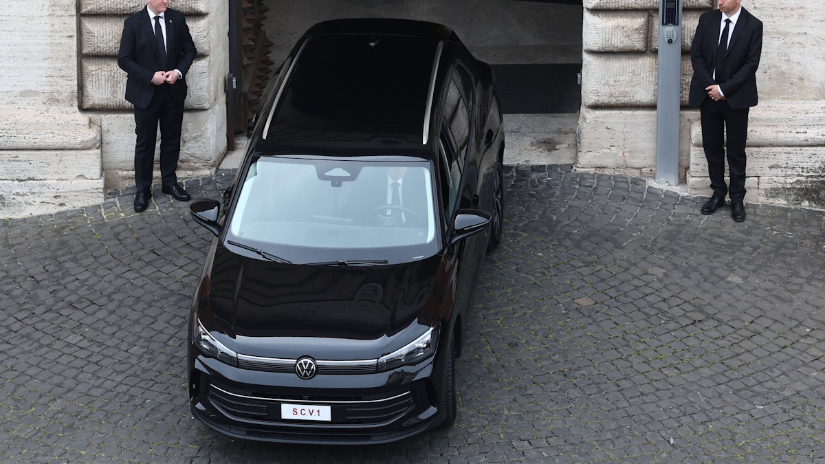 Bei Grabbesuch gesichtet – Aus für Fiat im Vatikan? Papst Leo XIV ...