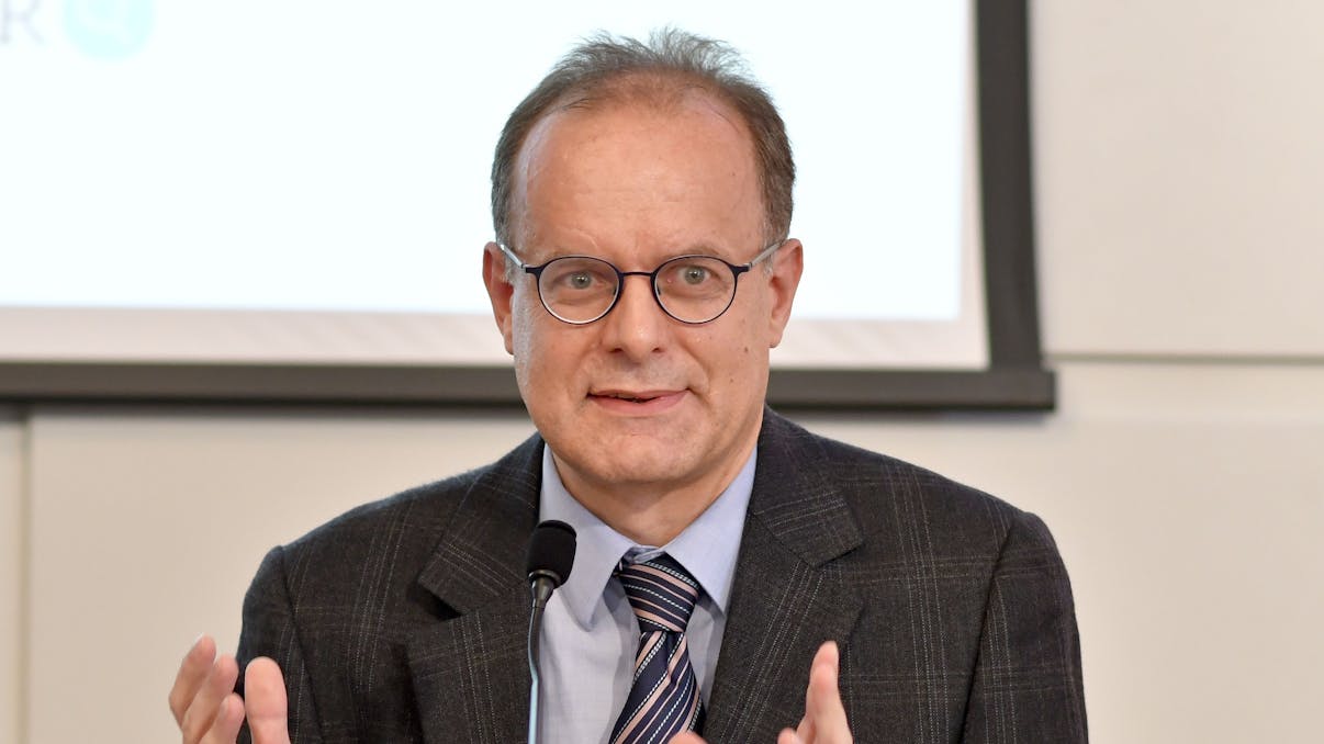 Anerkannter Experte – Große Trauer – Politologe Hubert Sickinger ...