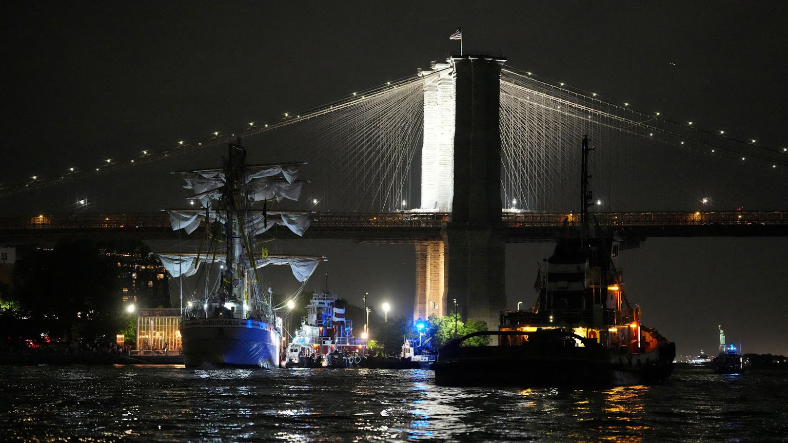 Passenten geschockt – Zwei Tote! Segelschiff rammt berühmte Brooklyn Bridge | Heute.at