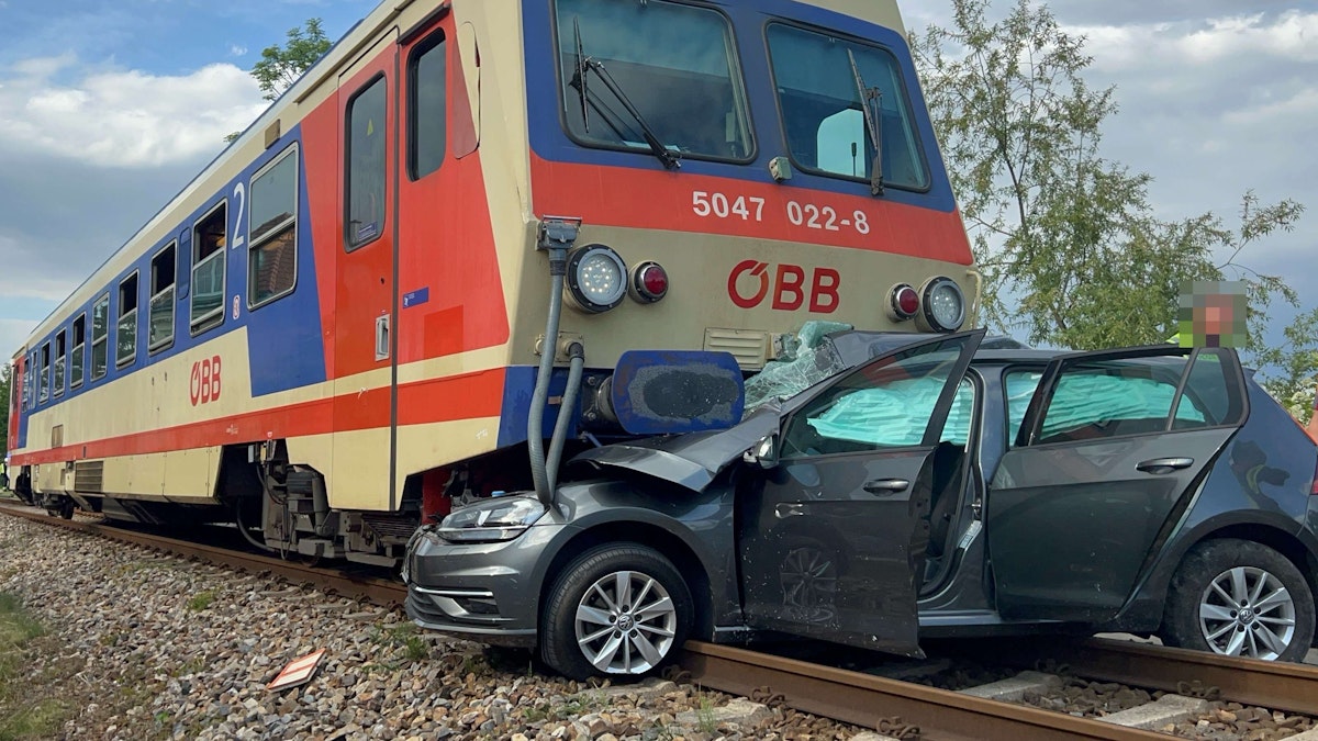 Trotz Notbremsung – Crash in Wieselburg: Pkw von Zug 77 Meter mitgeschleift | Heute.at